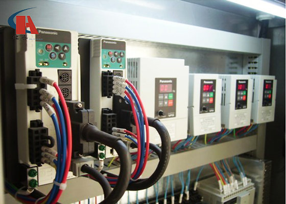Small Bottle Label Packaging Machine Unique Sleeve Labelling Method Auto Controlling