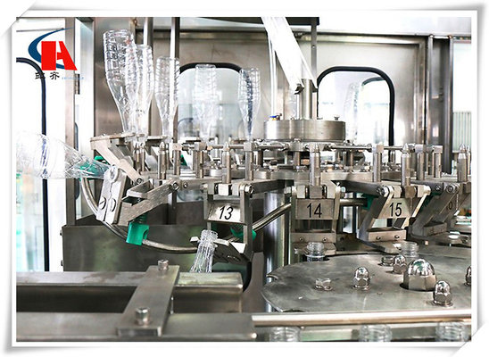 Compact Carbonated Beverage Bottling Equipment , Liquid Bottle Filling Machine 6000 BPH