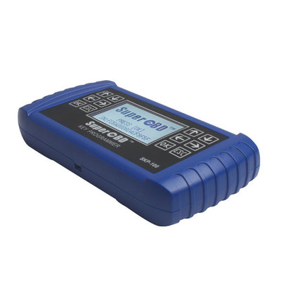 Programmeur tenu dans la main de la clé OBD2 de SuperOBD SKP-100
