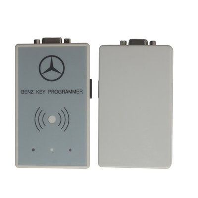 Programmeur tenu dans la main de clé de benz