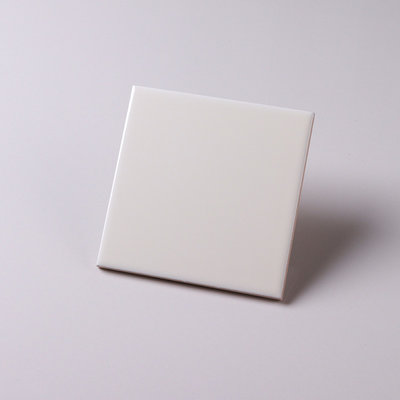 Binnen van de het Glasmetro van Milaan Witte Tegel 100x100mm rechtstreeks/Afgeschuind Randtype