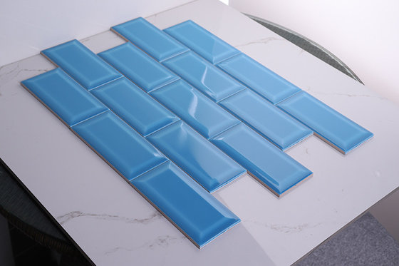 De Tegels Glanzende Afgeschuinde Rand van de hemel Blauwe Waterdichte Muur voor Keuken/Koffiewinkel