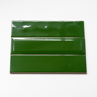 De badkamers verglaasde tegel van de decoratie ceramische muur in groene kleurenfamilie