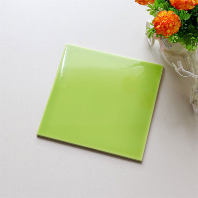 De groene Tegel van de Keramische tegels Mooie Decoratieve Ceramische Muur voor Binnen en Openluchtdecoratie