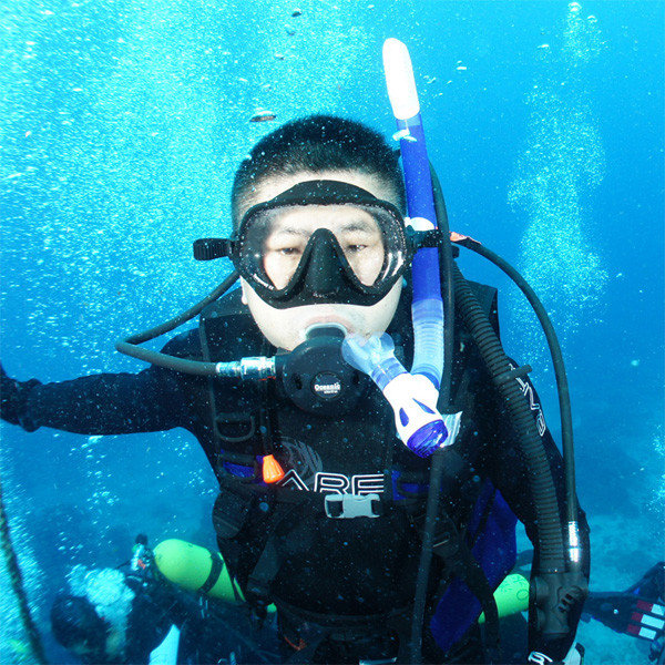 Equipo colorido del buceo con escafandra del marco, máscara que se zambulle y aletas que se zambullen