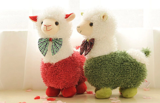 L'abitudine morbida serica bianca della peluche di perfezione dell'alpaga della ragazza della pelliccia ha farcito i giocattoli per regalo di compleanno