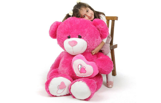 Il festival sveglio della bella ragazza gioca l'orsacchiotto farcito della peluche di tessuto molle eccellente