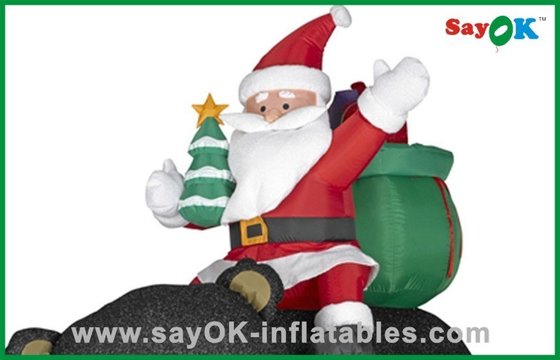 Decorazione gonfiabile di Natale del pupazzo di neve di Santa di Natale con il regalo e l'orso nero