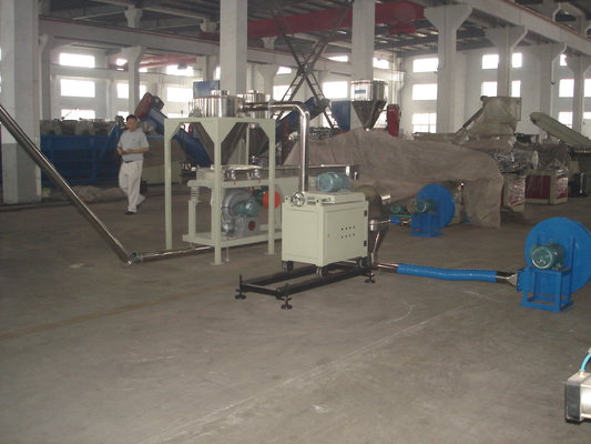 La linea calda di plastica molle granelli di plastica della pelletizzazione del PVC che preparano la plastica ricicla la macchina