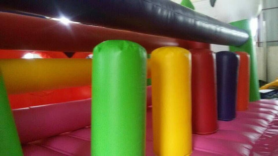 Château coloré par jeux gonflables drôles ignifuges de sports pour le jeu d'enfants