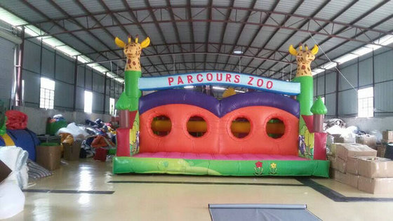 Château coloré par jeux gonflables drôles ignifuges de sports pour le jeu d'enfants
