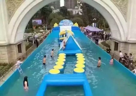 Jouets gonflables adaptés aux besoins du client de parcs aquatiques de jeux gonflables de sports de 0.9MM pour des enfants