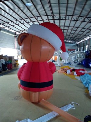 Noël gonflable mignon d'ours blanc avec le panneau d'avertissement et le compresseur pour la publicité