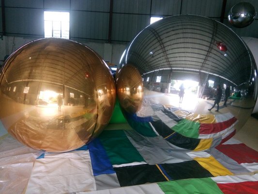 Boule gonflable d'or adaptée aux besoins du client de miroir pour la décoration vocale de concert/défilé de mode