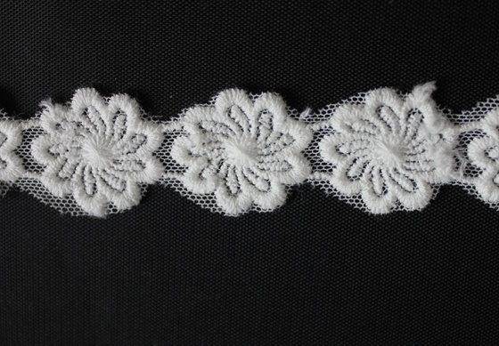 Cotton Embroidered Decorative Lace Trim 2.5cm Flower Pattern With Dyeing Color