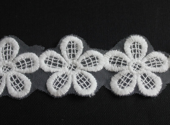 3.2cm Water Soluble Lace Trimming White Color , Little Flower Pattern