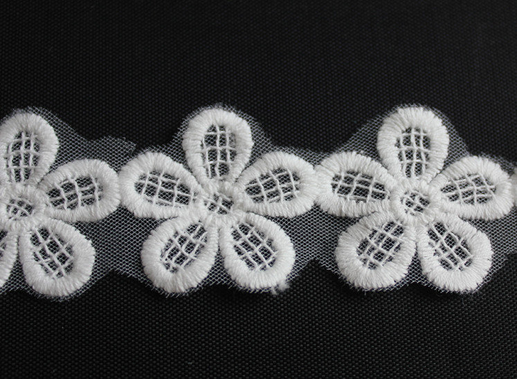 3.2cm Water Soluble Lace Trimming White Color , Little Flower Pattern
