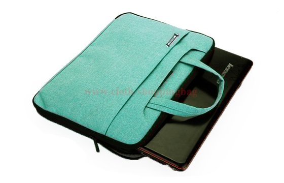 Pequeño bolso de nylon verde del ordenador portátil con el bolsillo de revista exterior del mismo tamaño