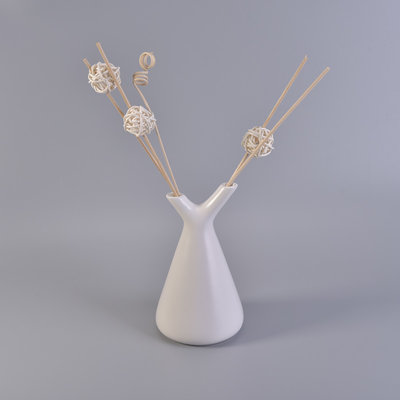 White Ceramic Reed Diffuser Sets , Ceramic Diffuser Bottles For Home Decoration