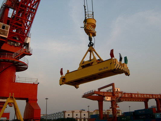 electric hydraulic rotatary telescopic container spreader