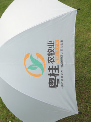 UV blancs protègent les parapluies faits sur commande argentés de golf de pongé avec la poignée d'EVA 23 pouces