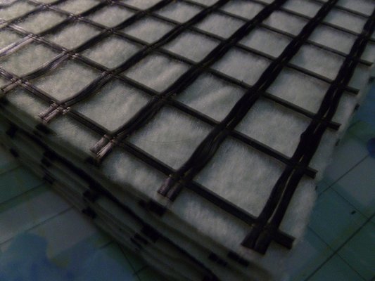 Bitumen Coated PET Geotextile Composited With Glass Fiber / Polyester Yarn