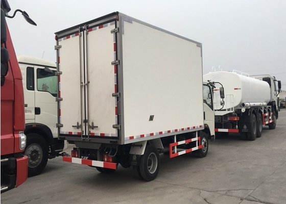Caminhão refrigerado pequeno de 6 rodas, 4X2 caminhão de entrega do congelador do transporte do alimento de 110 cavalos-força