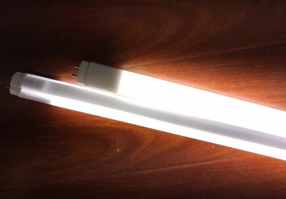 9w 100 Lm/W Commercial Lighting High Lumen LED Tube Light T8 600mm Plastic Housing EMC