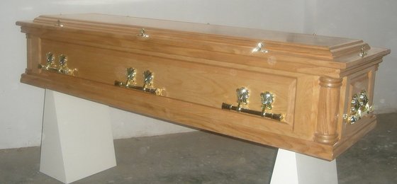 Bare convesse del cartone di rettangolo del coperchio con le pareti della struttura ed i rivestimenti del raso