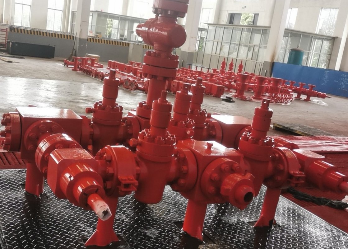 API 16C Choke Manifold with adjustable choke valve for wellhead control with Hydraulic Control Panel