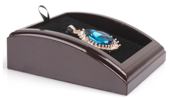 Chain Pendant Jewelry Display Stands Eco Friendly PU Leather Material supplier