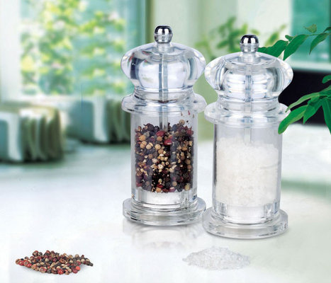 Handy salt and pepper grind set