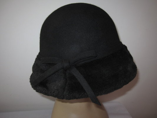 Black Cloche 100% Wool Felt Hats With Fur Covered Brim For Winter