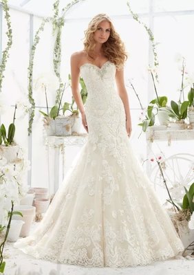Custom noble style off white a line brides wedding dress with lace wrapping flower