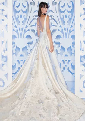 Exquisite Flower Leaf Simple Elegant Wedding Dresses With Soft Lace Train