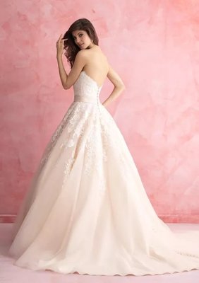 Hot Selling Tulle Long Sleeveless Lace Beaded Ball Gown Wedding Dress