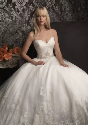 Sleeveless Muslim White Wedding Dress / Embroidered Lace Wedding Ball Gown
