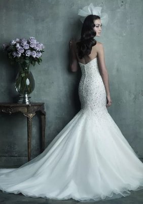 Beautiful Strapless Lace Mermaid Wedding Dress , Kind Mermaid Dress With Long Train