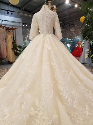 2018 hot selling Luxury long-sleeved Ivory White Retro applique shawl wedding dress