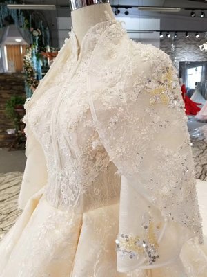 2018 hot selling Luxury long-sleeved Ivory White Retro applique shawl wedding dress