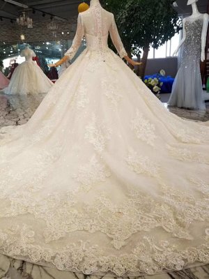Hand-made new champagne-coloured luxury crystal long-sleeved trailing lace wedding dress in autumn and winter