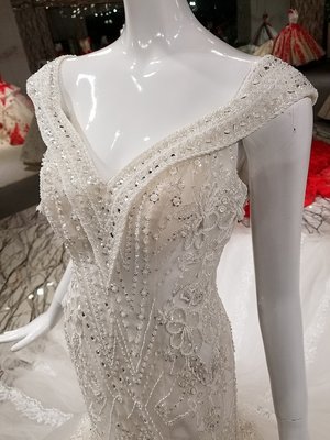Deep V-collar, slim tail, simple European and American wind belt, high-end white wedding dress