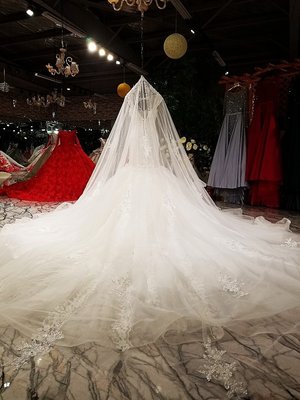 Deep V-collar, slim tail, simple European and American wind belt, high-end white wedding dress