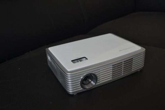 Android 4.2 OS. Smart Mini Projector with 1000 ANSI Lumens , MHL Port