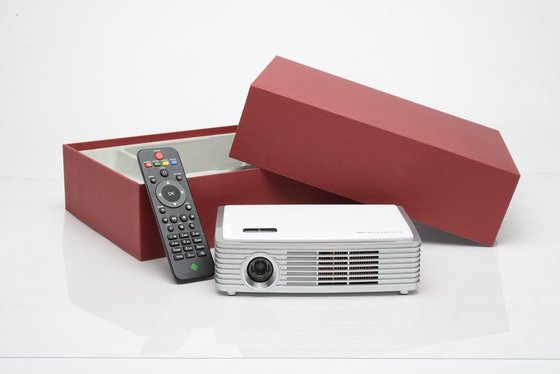 Android 4.2 OS. Smart Mini Projector with 1000 ANSI Lumens , MHL Port