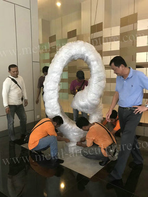 Polished Surface Circle Shape Abstract Outdoor Sculpture For Malaysia Hotel Decoration