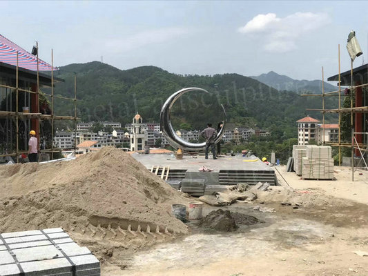 Crescent Moon Shape Modern Metal Sculpture As Wonderful Shopping Mall Decoration