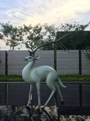 Handmade Painted Stainless Steel Sculpture Deer Shaped For Zoo Decoration