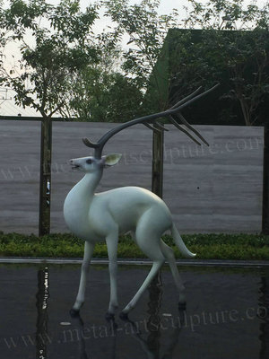 Handmade Painted Stainless Steel Sculpture Deer Shaped For Zoo Decoration