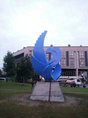 Garden Art Painted Metal Sculpture / Metal Swan Sculpture Size Customized